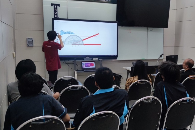 Hollywood International Ltd. › Demonstrate the use of Promethean ...